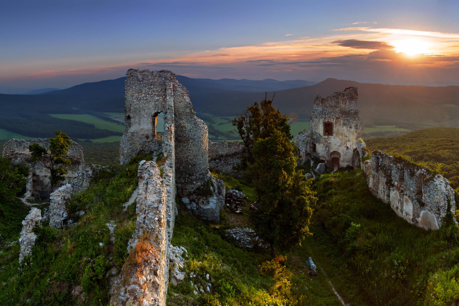 10 most beautiful castle ruins in Slovakia - Slovakia.travel